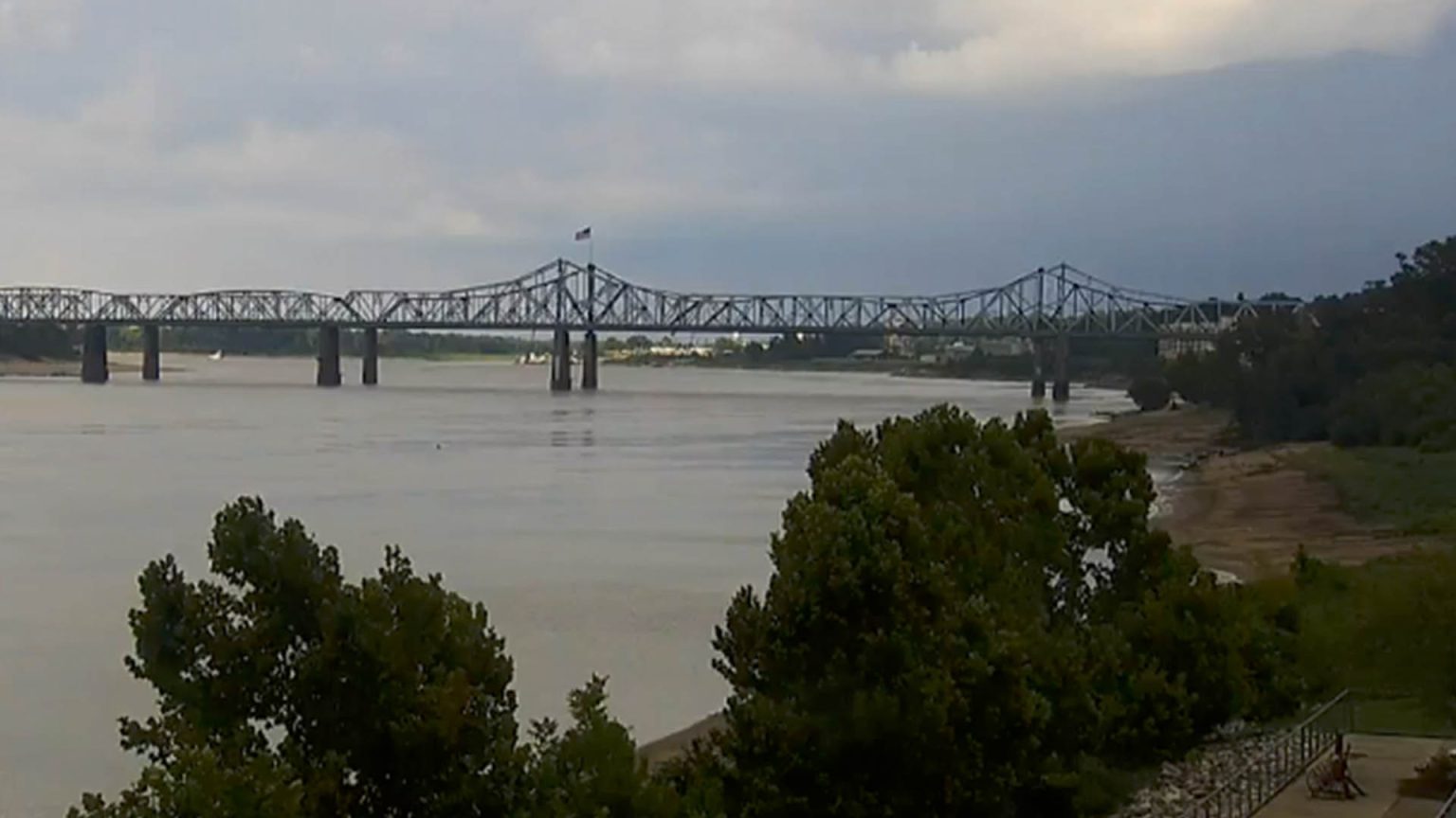 Live Webcam Mississippi River at Vicksburg Bridge - Webcam Expo